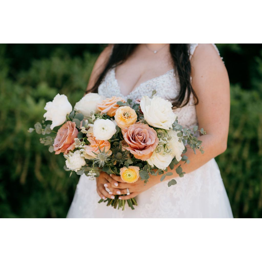 Signature Bouquet – Raven Rose